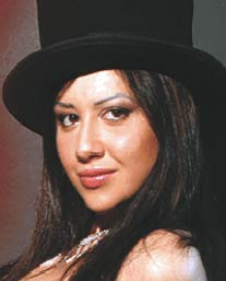 Porno yıldızından mali krize çıplak protesto