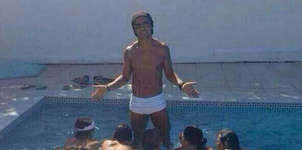 Ronaldinho'dan ses getiren havuz partisi! - Futbol ve Spor Haberleri