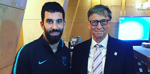 Arda Turan, Bill Gates ile birlikte çekilen fotoğrafını paylaştı ...
